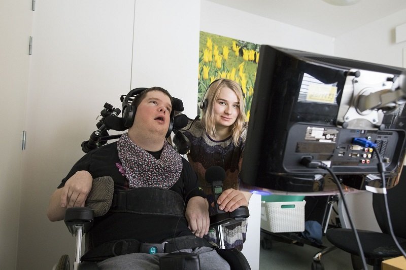 CP-vammainen radiotoimittaja rakastaa tehdä musiikkihaastatteluja - IT ...